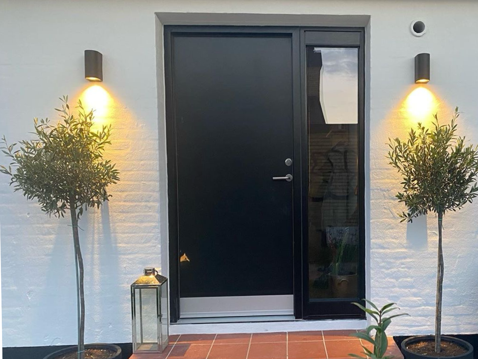 Facadedør med 2 glasfelter og sideparti med 2 glasfelter Facadedør med ...